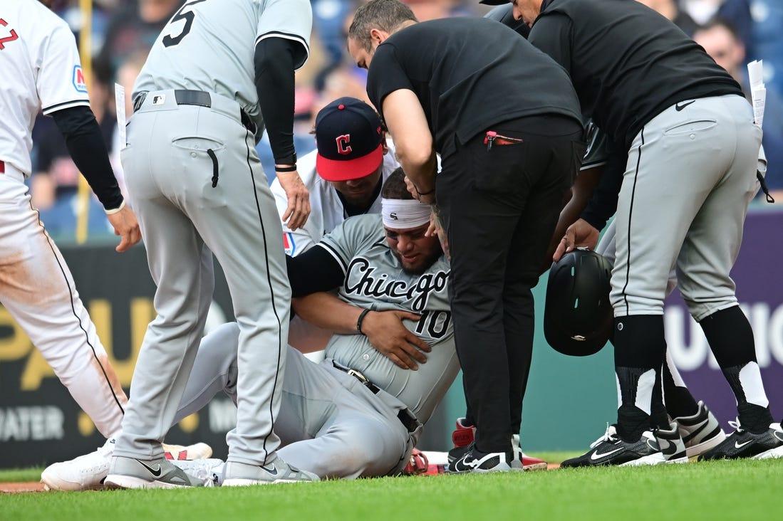 MLB: White Sox 3B Yoan Moncada (adductor) departs vs. Guardians