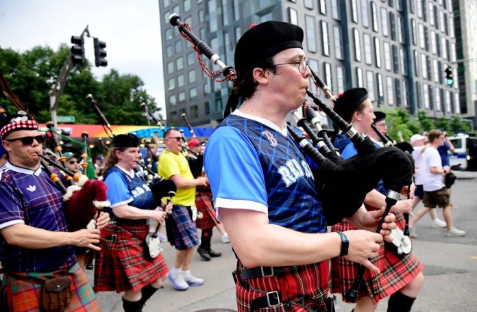 FIFA: Scottish World Cup fans cloak Fenway Park in song
